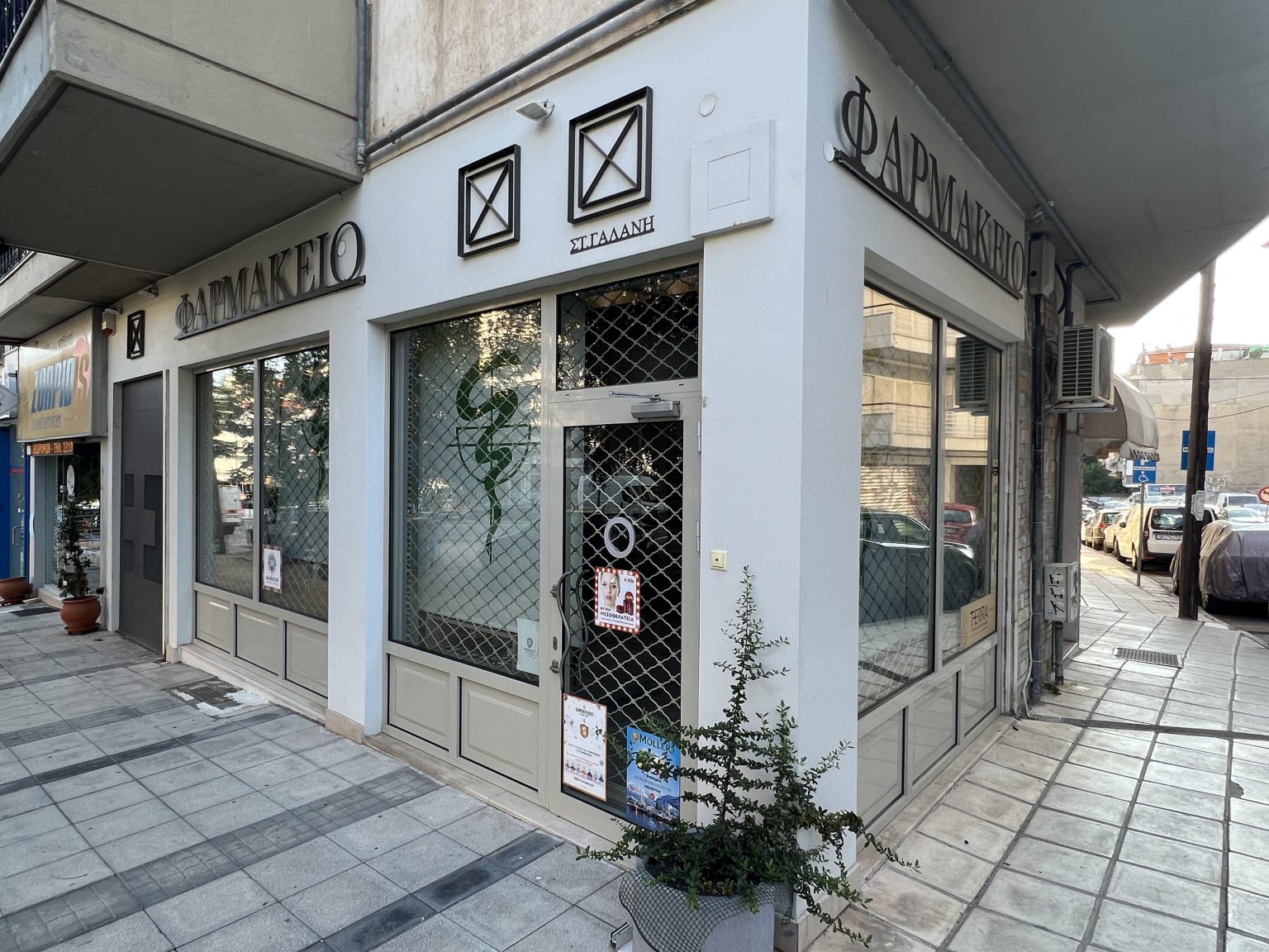 Security lattice shutters - LoweDoors