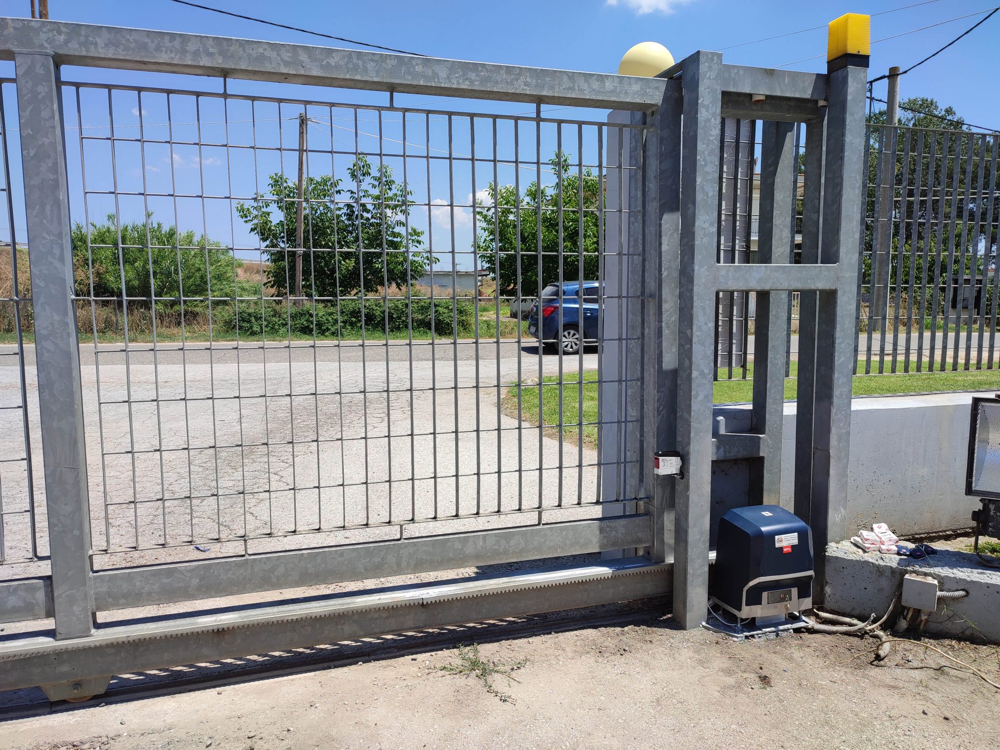 Sliding gate mechanisms - LoweDoors