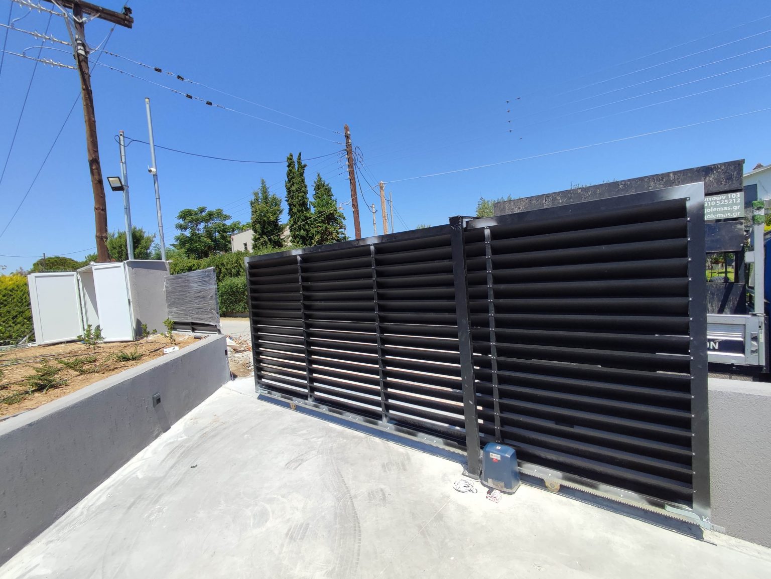 Sliding gate mechanisms - LoweDoors